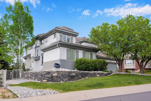 Colorado Lux Peace & Love (Top 2 Floors Only): Spacious & Cozy Scenic Views, Luxury, Pool Table - Aurora, CO