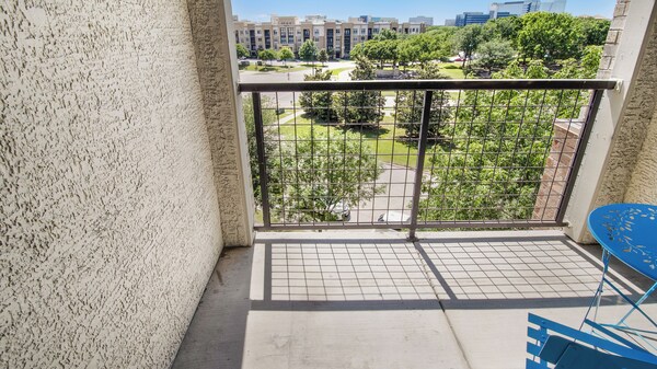 Charming 1-bedroom Haven I Frisco Dallas I Pool / Gym / Work Space - Frisco, TX