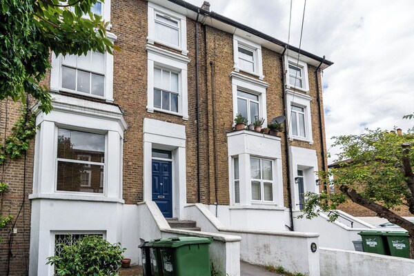 This Apartment Is A 2 Bedroom(s), 2 Bathrooms, Located In London, England. - Hounslow