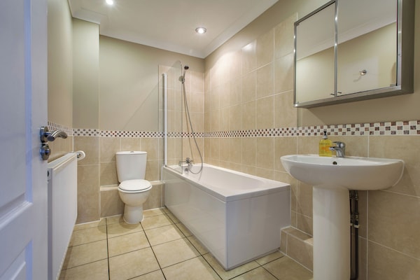 Norfolk Broads, 5 Bedrooms, Hot Tub & Private Outdoor Swimming Pool. Sleeps 10 - Suffolk