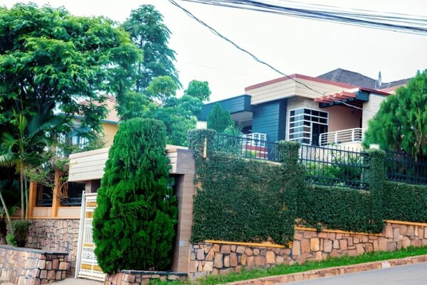 Spacieuse Villa De 8 Chambres à Louer à Kigali-kicukiro, Kagarama - Kigali