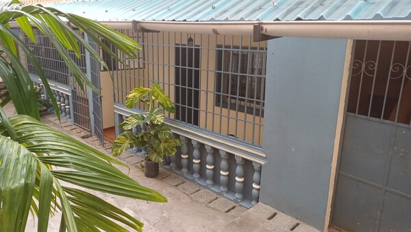 Irina Blessed Homes: Charming 1-bedroom Apartment With Wifi,ac In Douala-bonanjo - Douala