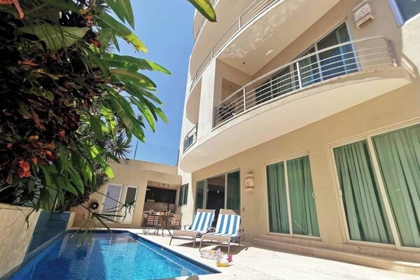 Modern Romantic Poolside Stay, Beach 10min Drive - Puerto Vallarta