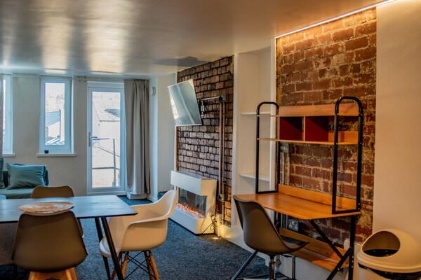 Hayy Dealhouse  A Home Away From Home - Huddersfield