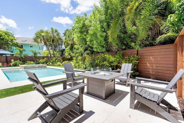 Sun-filled Cottage With Pool, Walk To Beach - Siesta Key, FL