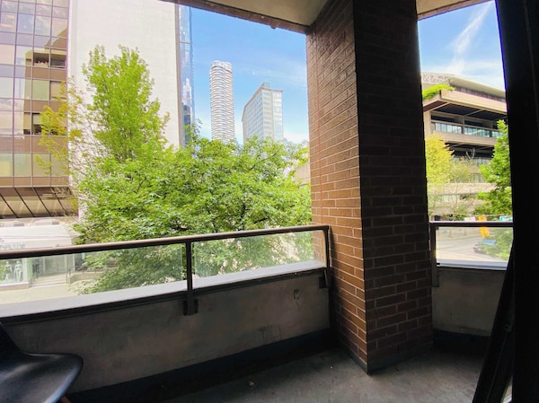Elegant Fully Loaded Bright, Quiet & Central Condo - North Vancouver