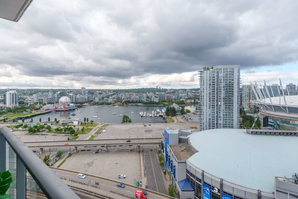 Elegant & Luxury Condo In Best Location With Pool, Jacuzzi & Sauna - North Vancouver