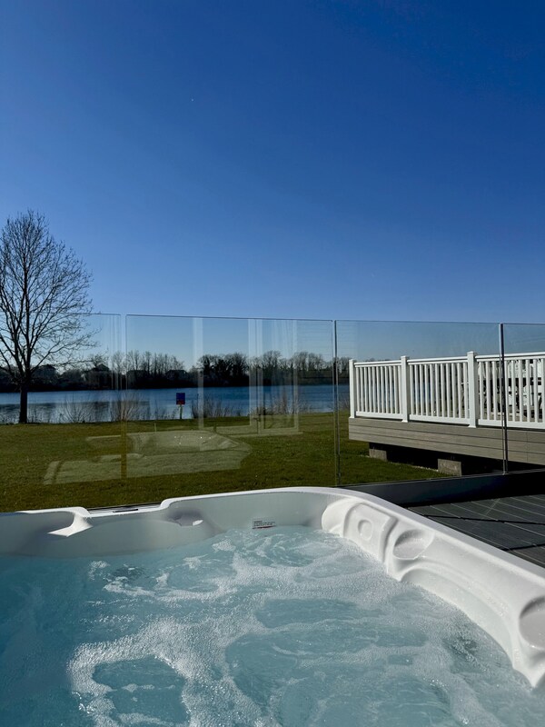 Huckleberry Hot Tub Lodge - Cotswolds