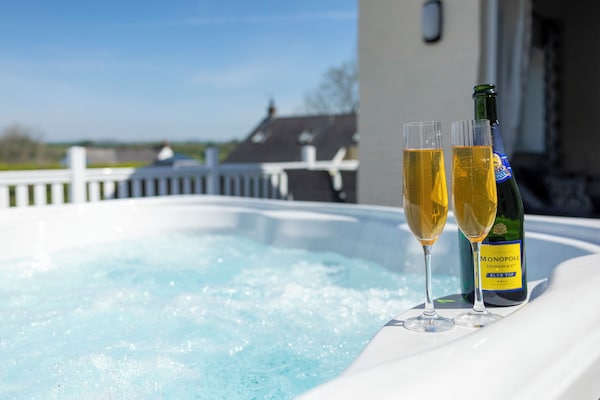 Bramble Cottage - Dog Friendly Cottage, Hot Tub - Manorbier
