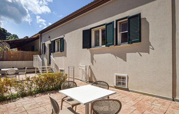 Preciosa Casa De 1 Dormitorio En. - Salerno