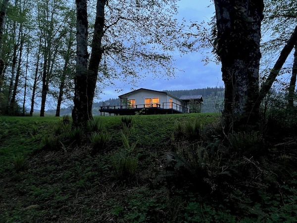 A Cozy 2-bedroom Cabin With Awesome Private Sol Duc River's Waterfront - フォークス, WA