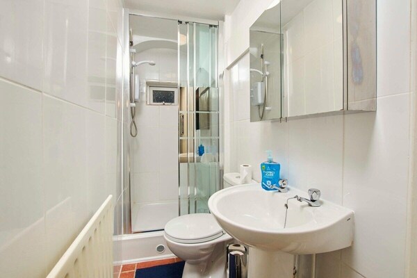 Clifton Central Modern Flat - Clifton