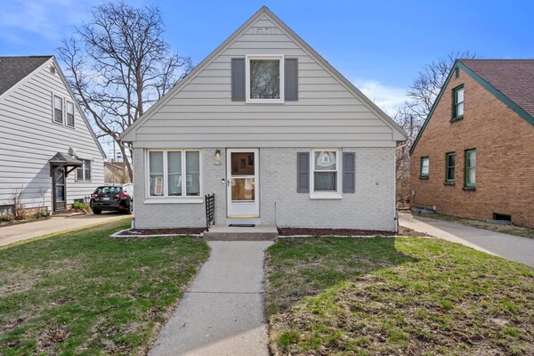 New Modern 3 Br Close To It All! - Brookfield, WI