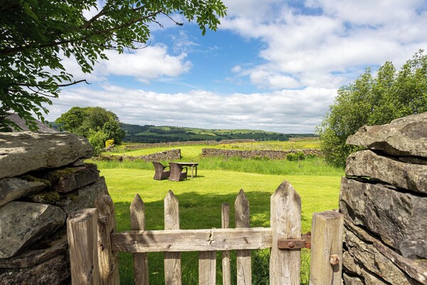 The Dog House -With Hot Tub And Stunning Far Reaching Views - Kirkby Lonsdale