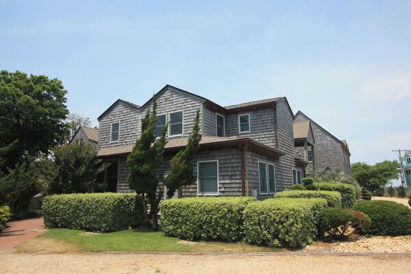 Shell Castle 1st Floor 2br Villa -Screened Porch! - 奧克拉科克