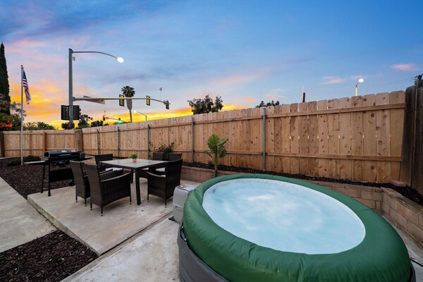 Luxury 3-br Home W Garage, Hot Tub, King Bed, Yard - Chula Vista, CA