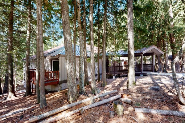 Cozy Condo With Deck, Wood Stove, Pool, Sauna, Tennis - Near Skiing & Fishing - Whitefish, MT