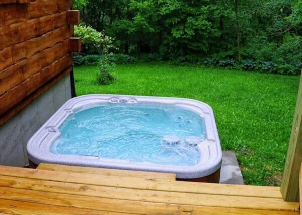 Chestnut... 3 Bedroom, 2 Bath Log Cabin With Outdoor Hot Tub Jacuzzi...sleeps 10 - Iowa