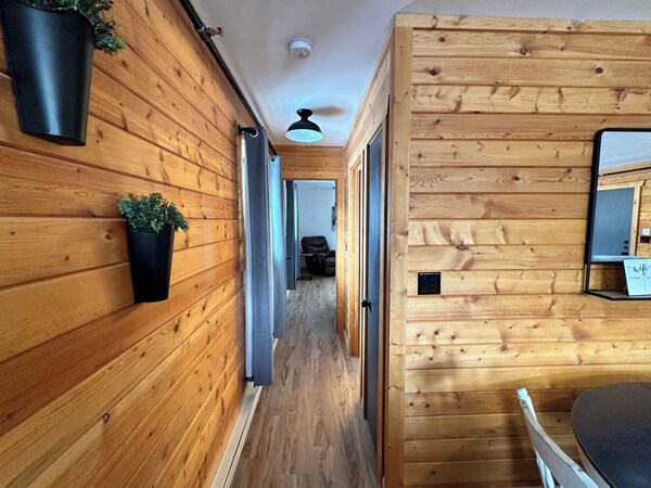 Cozy 1-bedroom Apartment Unit C, Sleeps 6  Across From Famous Cody Nite Rodeo! - Cody, WY