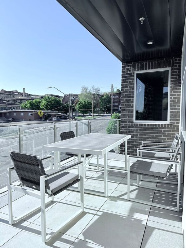 Downtown Slc Gem | King Bed + Pool + Parking - Salt Lake City, UT