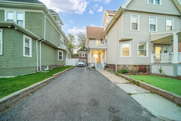 New-spacious Duplex For Groups Near Train Downtown Parking - Dorchester, MA