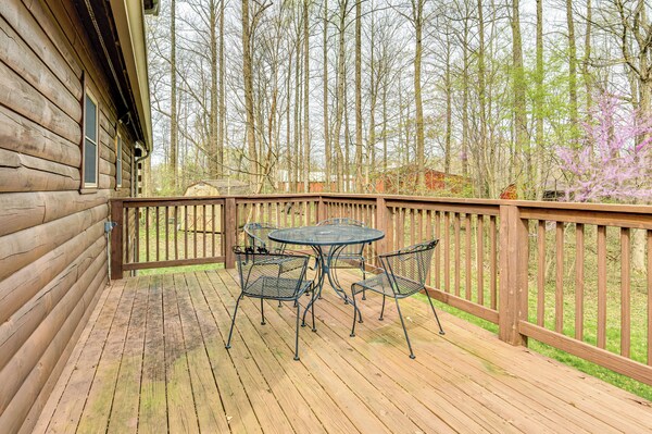 8 Mi To Iu: Cabin W/ Reading Nook, Fire Pit & Yard - Indiana