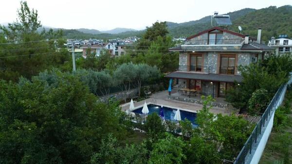 Charming 4-bedroom Estate With Wifi, Swimming Pool And Ac In Enchanting Fethiye - Çalış Beach