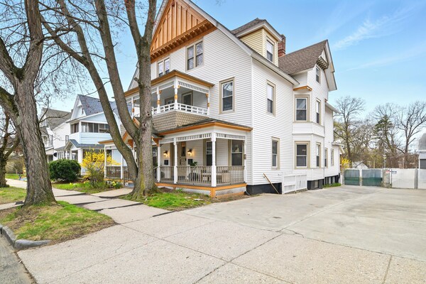 Saint James Manor - Sleeps 20+ In Style & Comfort With Parking - Ludlow, MA