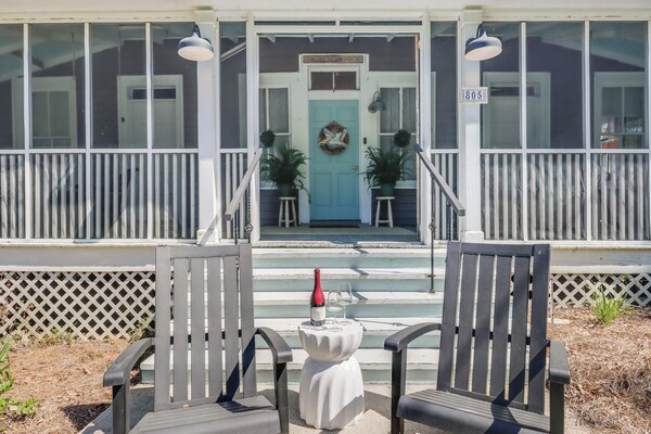 Historical Beach Cottage In The Core Of Downtown And A Short Walk To The Beach - Ocean Springs, MS