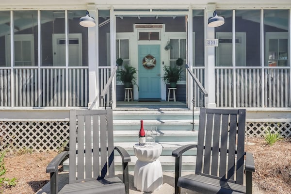 Historical Beach Cottage In The Core Of Downtown And A Short Walk To The Beach - Ocean Springs, MS