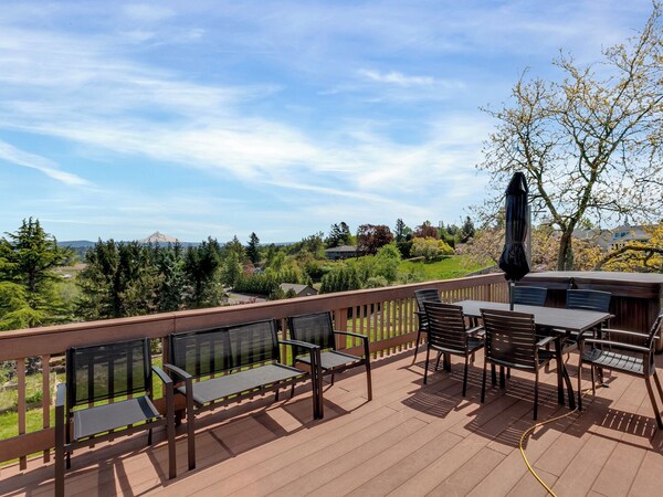 Family Estate W/ Views | Hot Tub + Guesthouse - Oregon