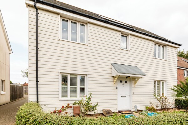 5 Beds In 4 Bedrooms Jungle House - Chichester