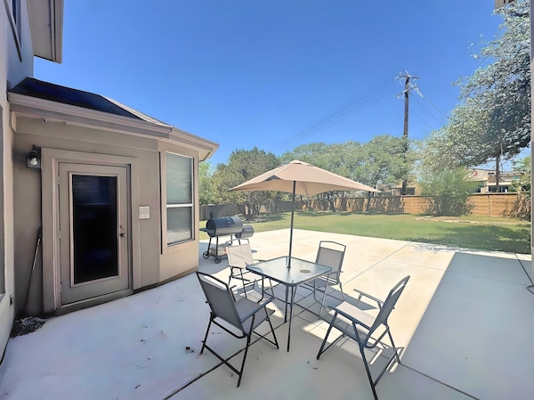 Luxurious & Spacious 5-bedroom Villa In Vibrant San Antonio - Emerald Forest - San Antonio