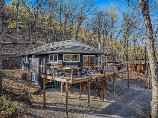 The Mountaintop Treehouse | Wifi | Game Room | Fire Ring | Bbq Grill | Deck View - Berkeley Springs, WV