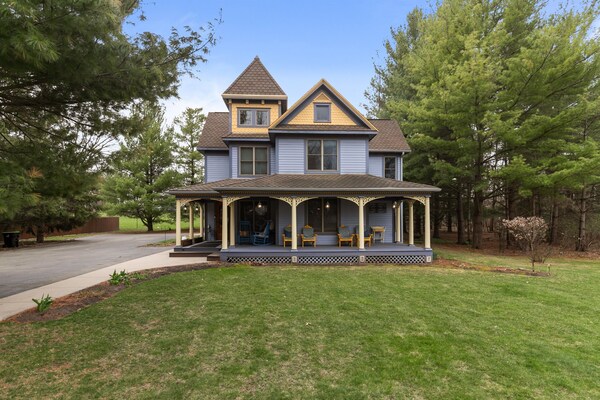 Green Lake Gem | Game Room & Private Baths - Spirit Lake, Brandon