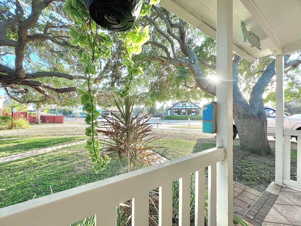 Coastal Cottage 233 - Walk To Beach, King Bed - Cocoa Beach