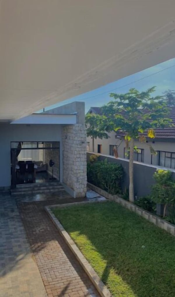 Fully Furnished Three-bedroomed Haven Moments From Breath-taking Victoria Falls - Victoria Falls