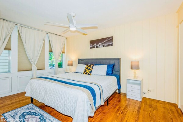 Stylish Elmhurst Ranch Home Pet-friendly Oasis - Oak Park