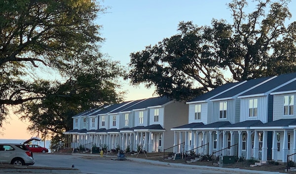Welcome To Your Coastal Cottage, A Charming 3-bedroom Beach Home! - Biloxi, MS