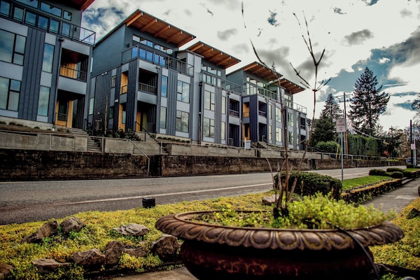River Breeze - Modern Luxury Townhome, Right In Downtown W/panoramic River View. - White Salmon, WA