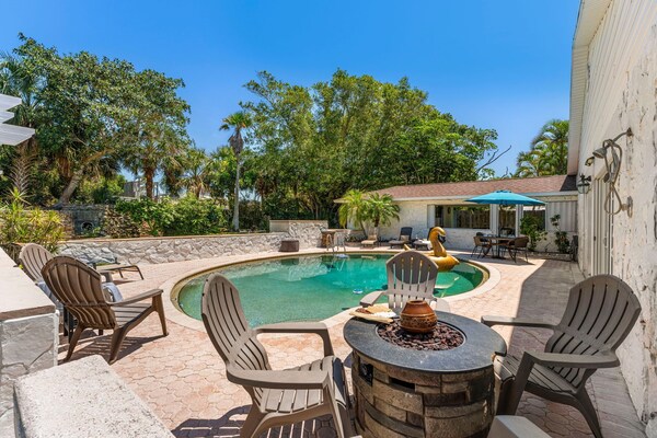 Beautiful Beachside Home  Backyard Oasis W/ Fire Pit, Bbq Grills, & Pool - Melbourne Beach, FL