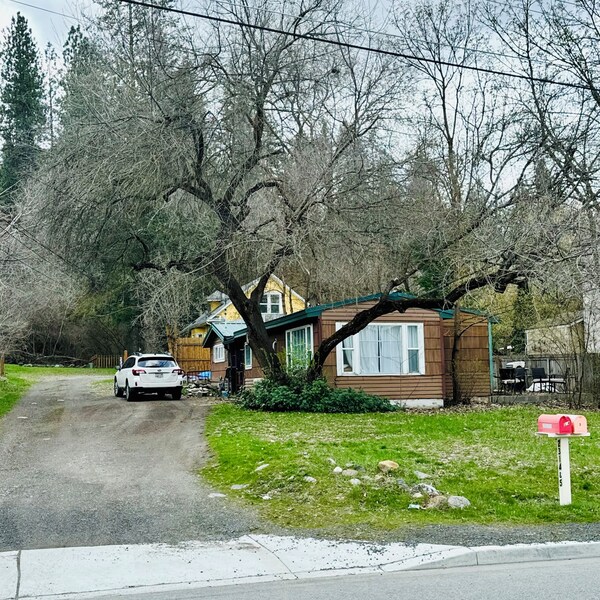 Peaceful 2 Bed Retreat On The River. Very Close To Hospitals And Dt Spokane! - Spokane, WA