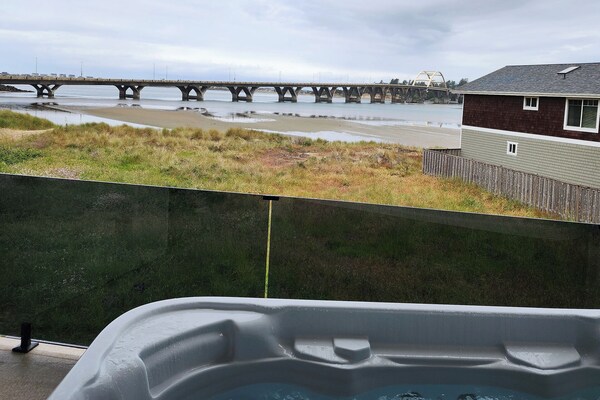 Spectacular Bridge And Bay Views! Bayfront, Hot Tub, Dog Friendly, Fireplace! - Waldport, OR