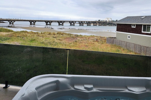 Spectacular Bridge And Bay Views! Bayfront, Hot Tub, Dog Friendly, Fireplace! - Waldport, OR