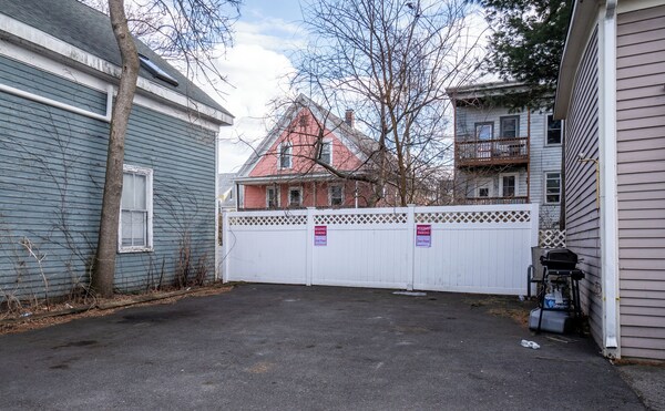Spacious 3bdr/4bed Apartment With King + Queen Beds, Wifi, Ac In Downtown Salem - Salem, MA