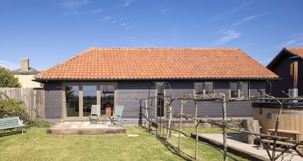 Stylish Cottage, Countryside Views, Wood Burning Hot Tub, 20 Mins To Cambridge - ケンブリッジシャー