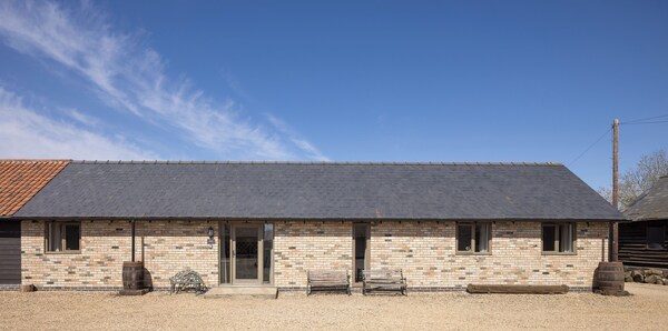 Stylish Cottage, Courtyard View, Wood Burning Hot Tub, 20 Mins To Cambridge - Hertfordshire