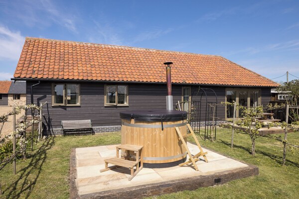 Stylish Cottages, Countryside Views, Wood Burning Hot Tubs, 20 Mins To Cambridge - Bedfordshire