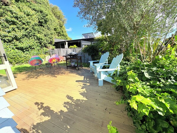 Warm & Sunny Bungalow Overlooking Vibrant Ahuriri Village. Perfect For Families. - New Zealand