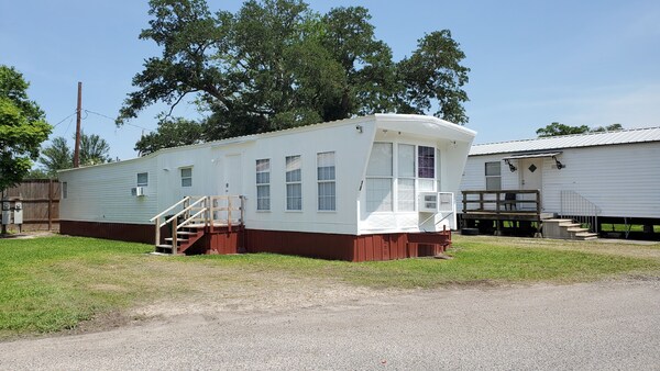 Charming 2-bedroom Mobile Home In Lake Charles With Wifi, Jaccuzy, Washer/dryer - Louisiana